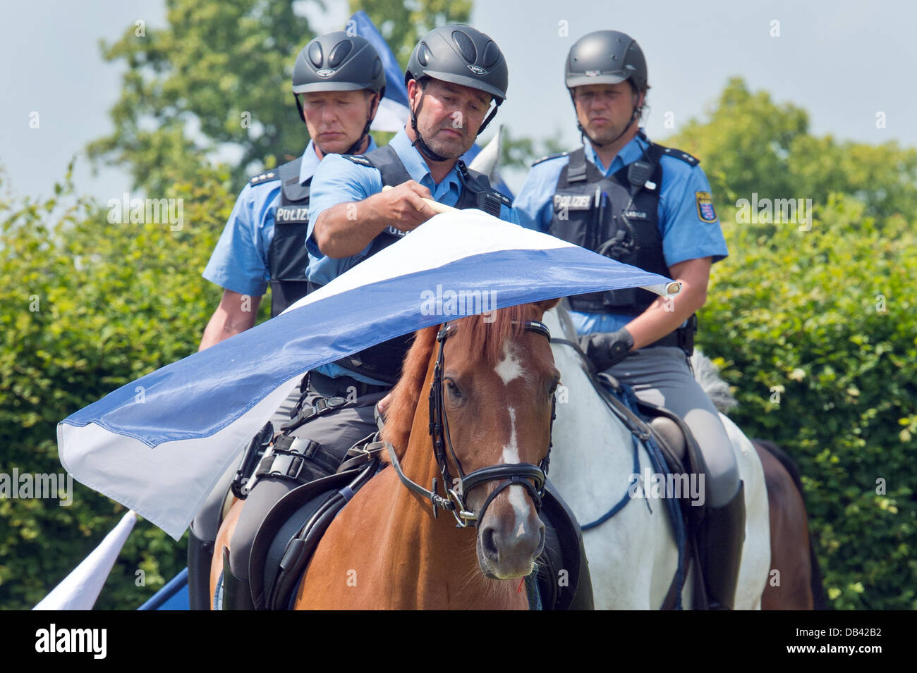 Mounted Hesse police officers demonstrate a training sequence in Fulda ...