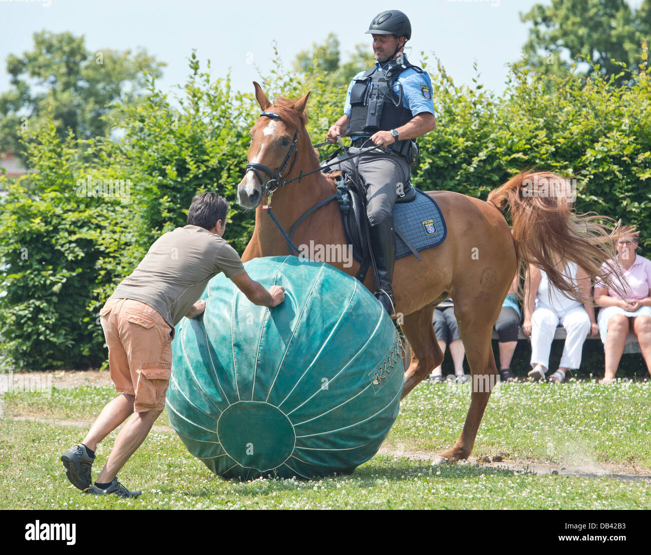 Mounted Hesse police officers demonstrate a training sequence in Fulda ...