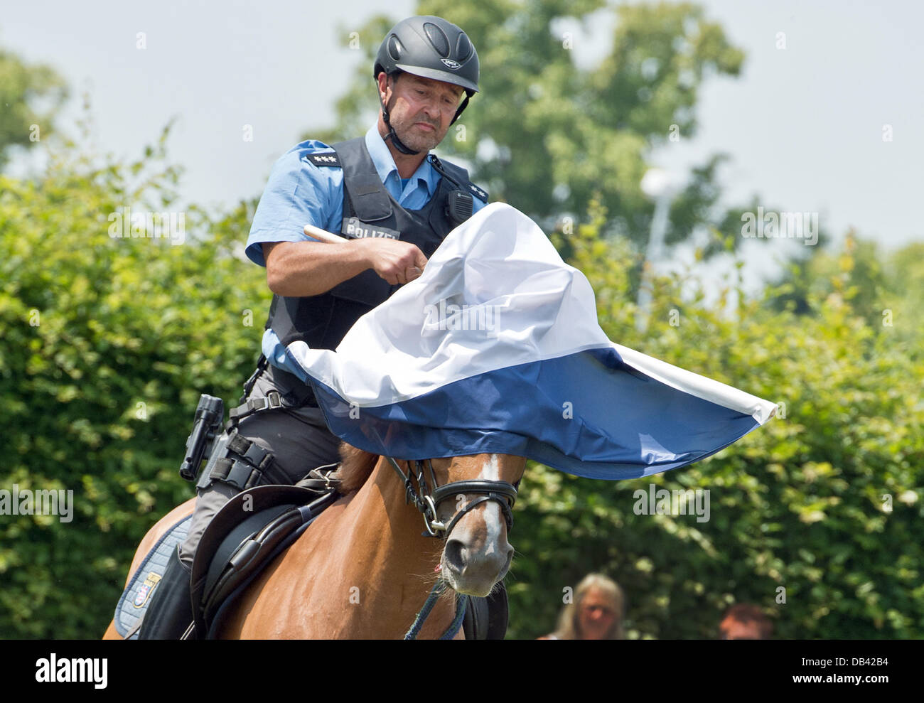 Mounted Hesse police officers demonstrate a training sequence in Fulda ...
