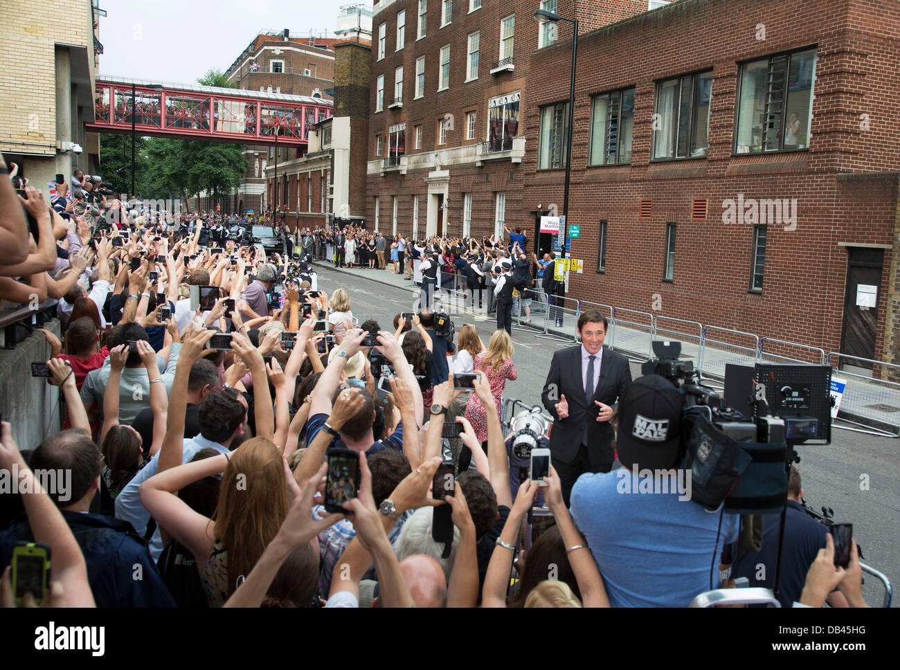 William kate baby crowd hi-res stock photography and images - Alamy