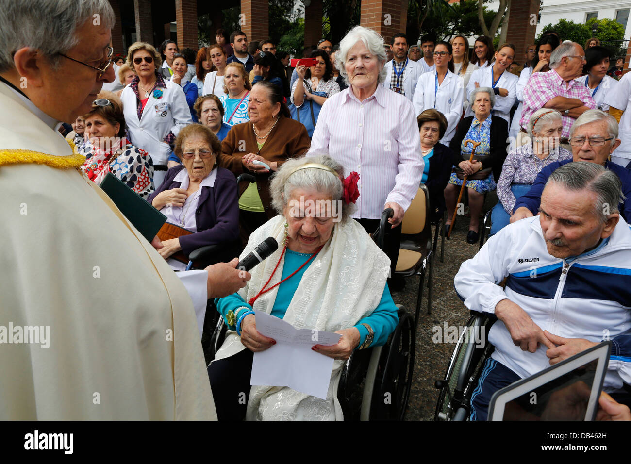 Frial elderly people in a Spanish hospital read prayers to a Catholic ...