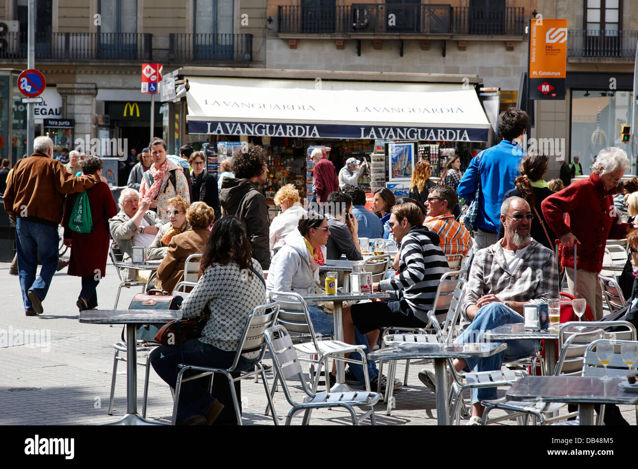 Barcelona street cafe hi-res stock photography and images - Alamy