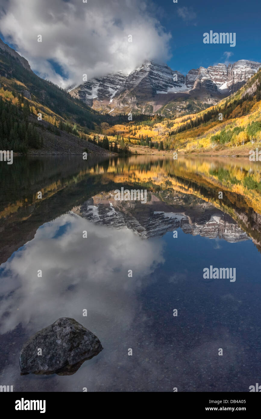 Maroon Bells wilderness in fall color, reflected in Maroon Lake, Rocky ...