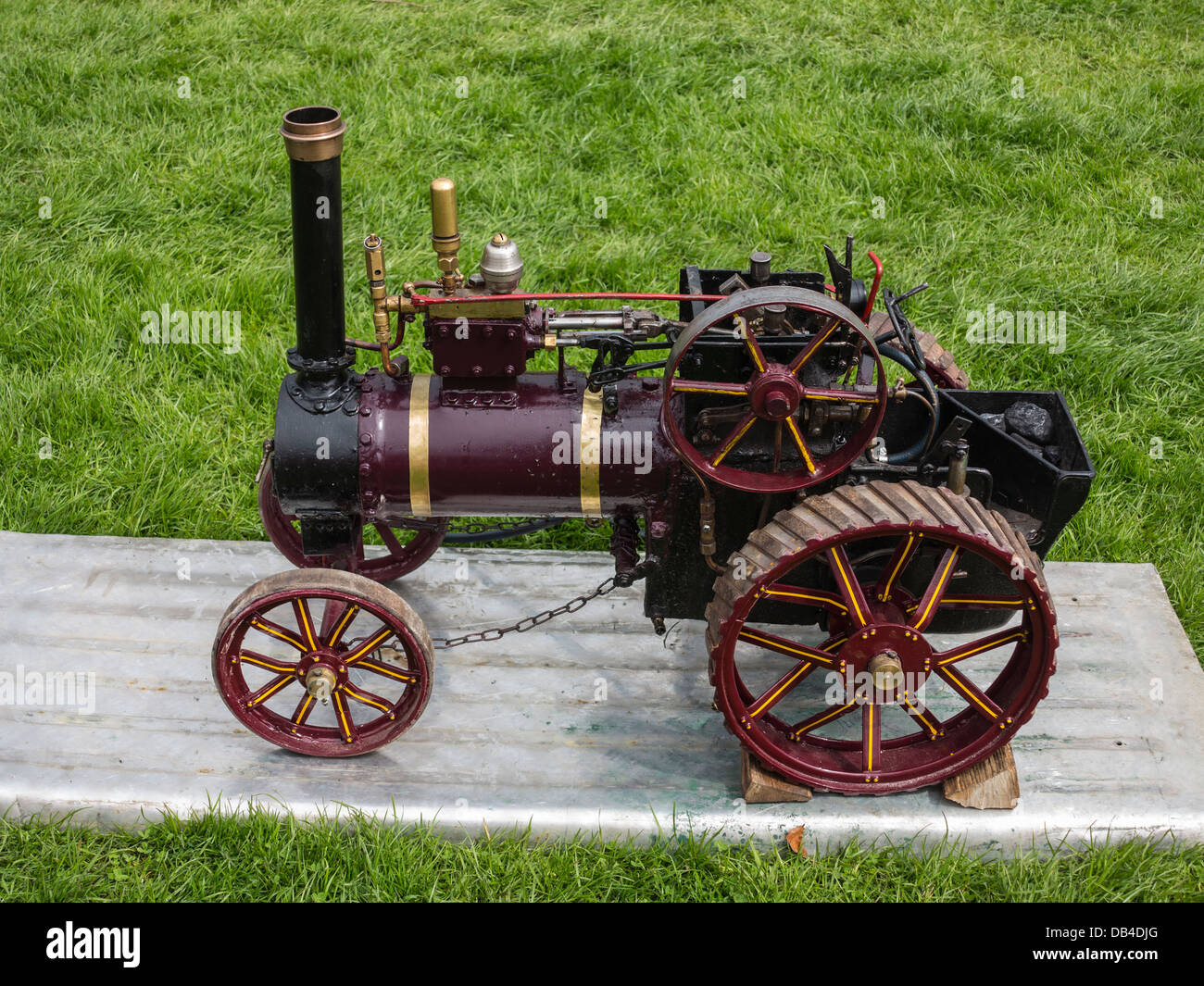 Miniature steam engine hi-res stock photography and images - Alamy