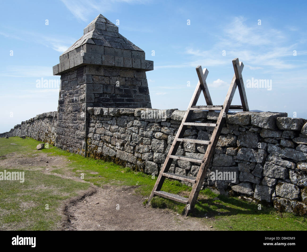 The Mourne Wall and hut Stock Photo - Alamy