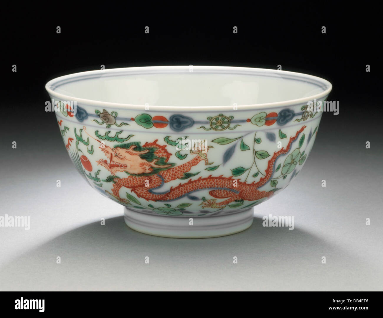 This pair of Chinese bowls (Wan) features a detailed design of dragons ...