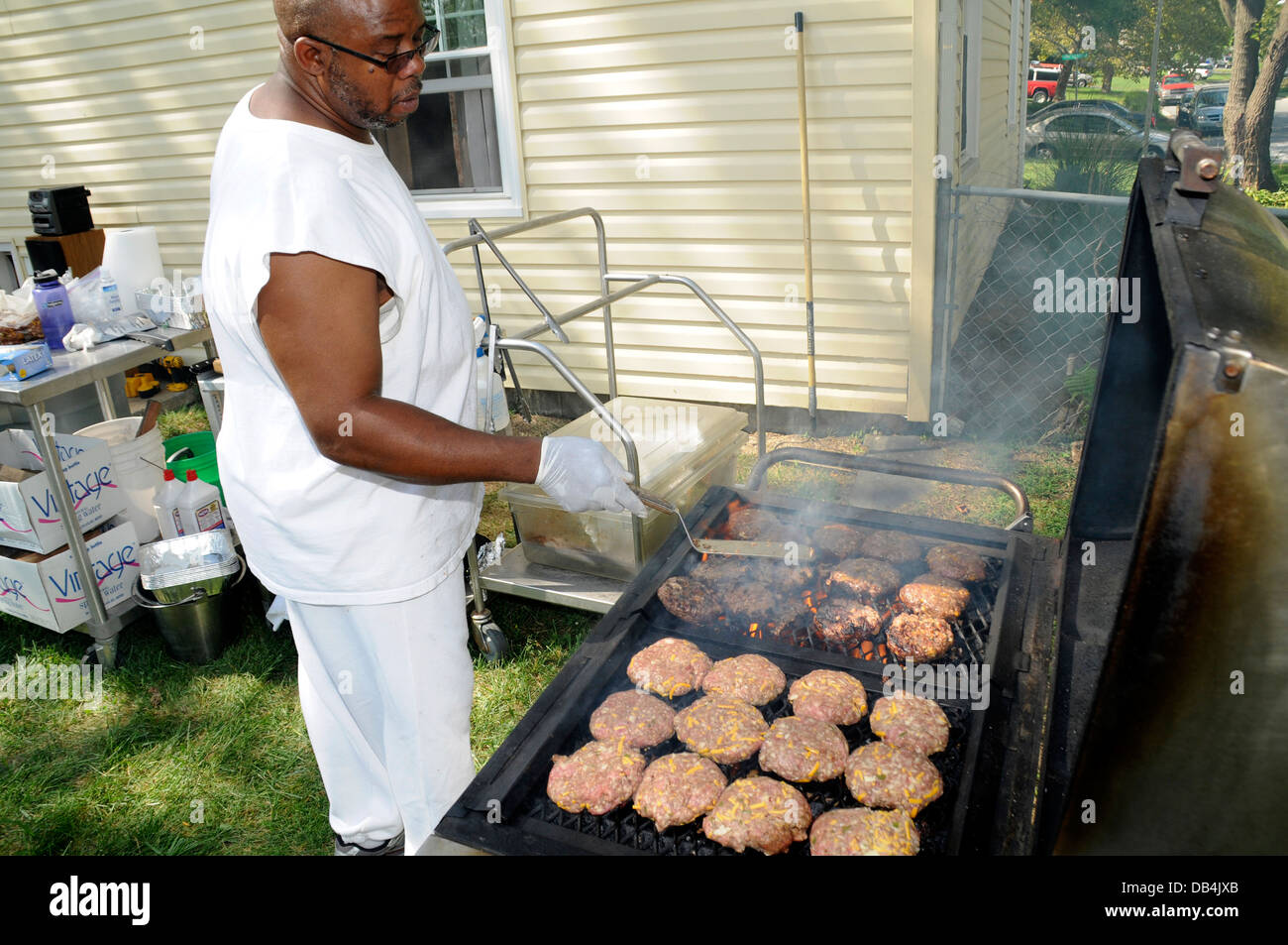 Barbecuing hamburgers hi-res stock photography and images - Alamy