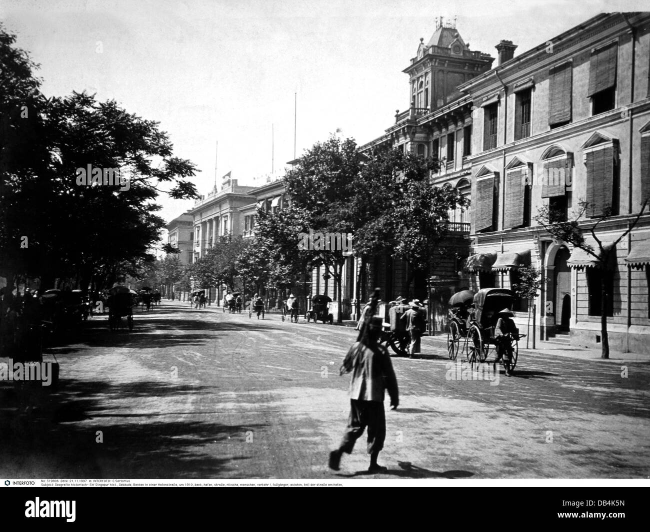 Pedestrians street 1910s hi-res stock photography and images - Alamy
