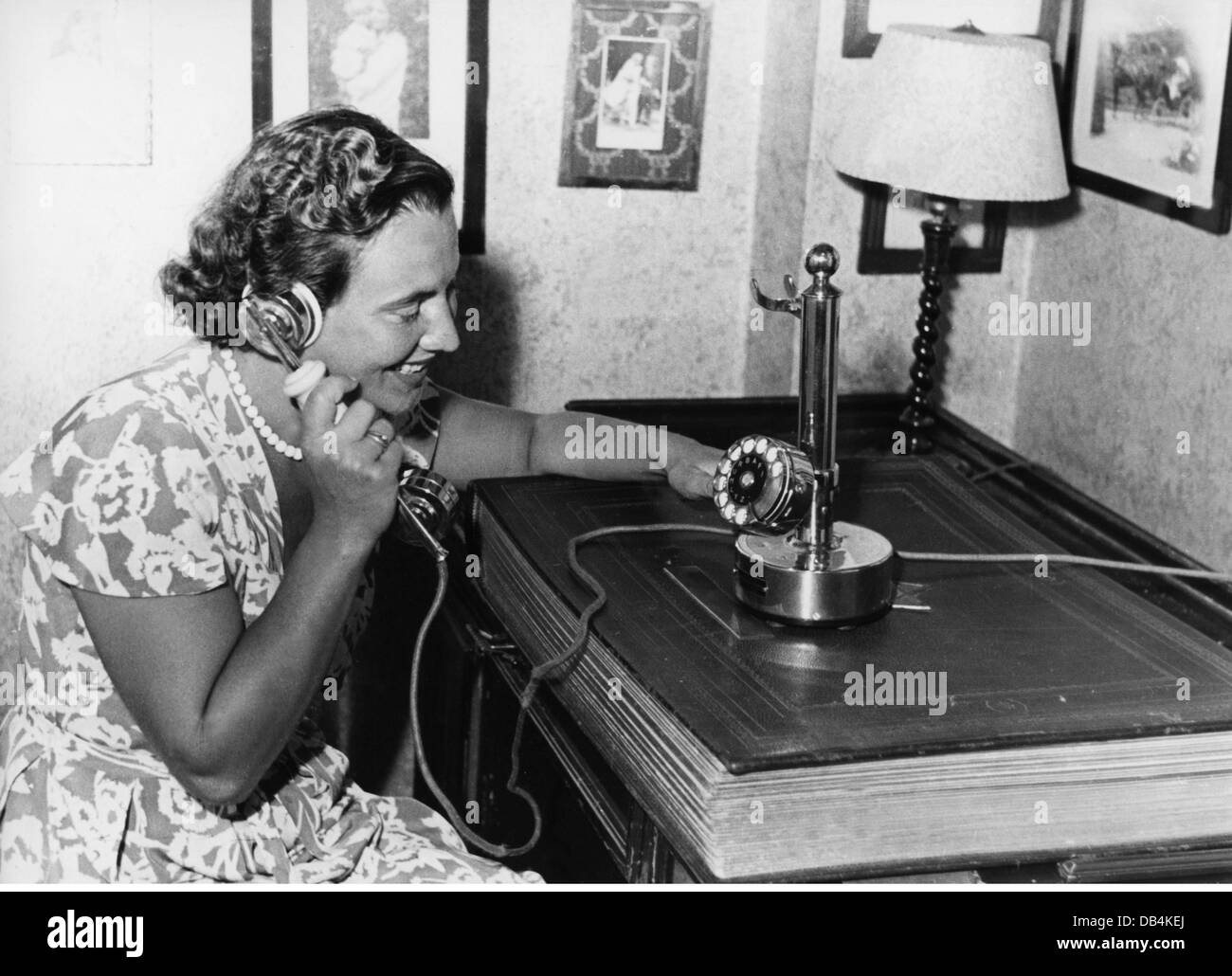 1950s telephone woman hi-res stock photography and images - Alamy