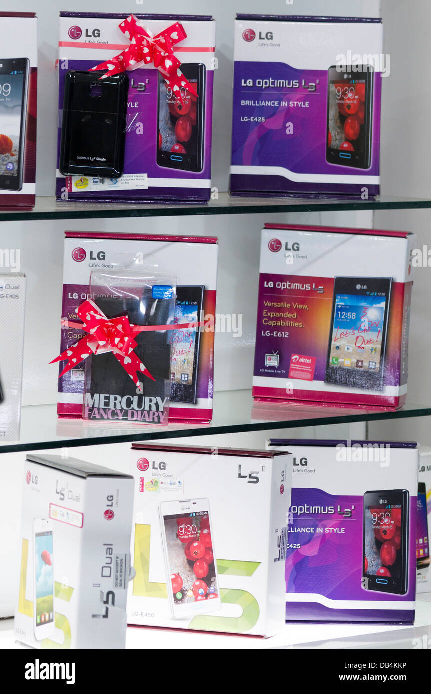 Cell phones display store hi-res stock photography and images - Alamy