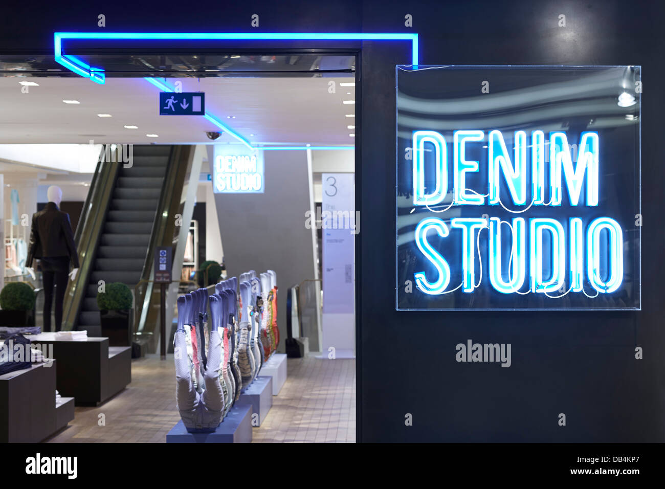 Denim Studio, London, United Kingdom. Architect: HMKM, 2013. Entrance ...