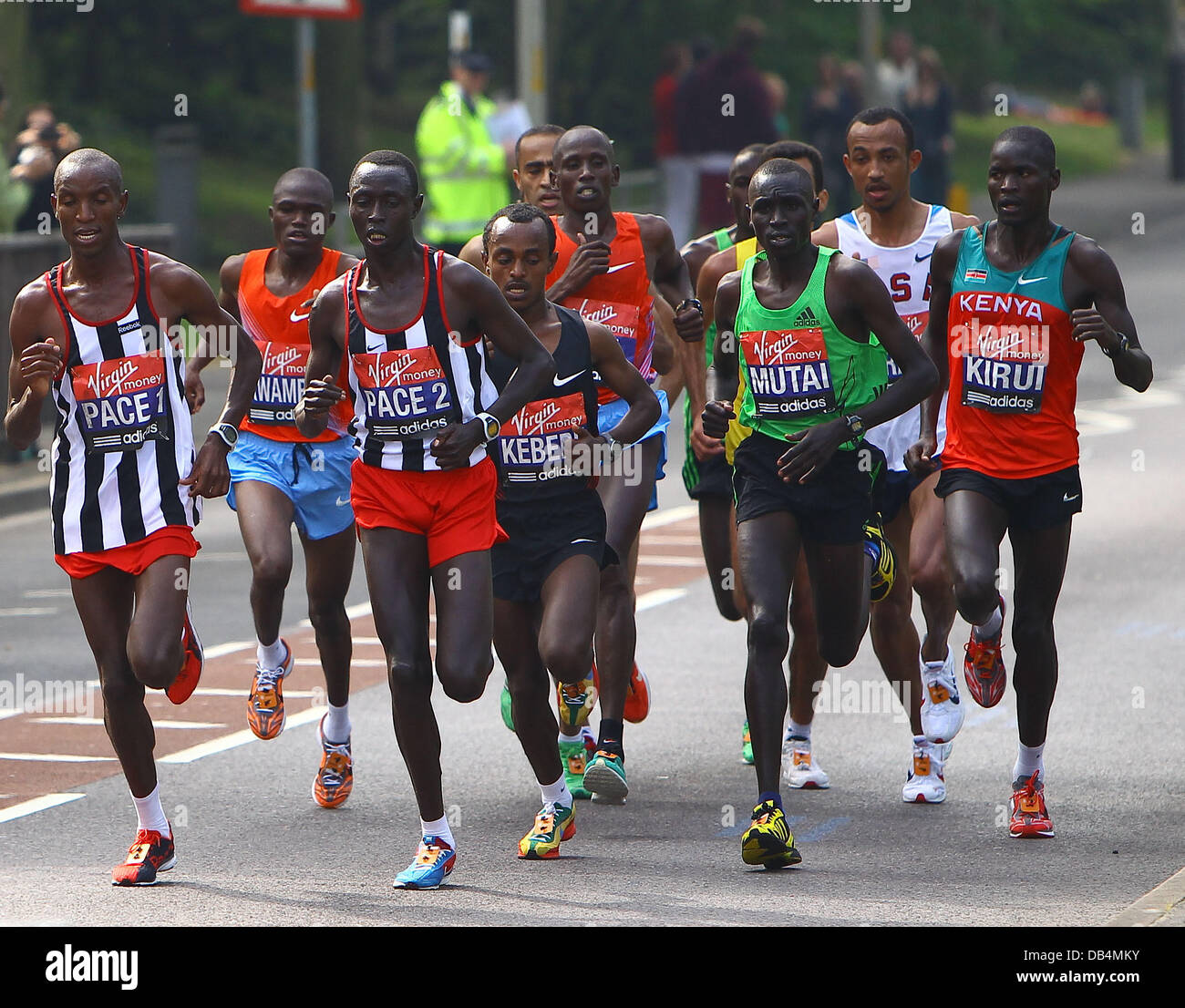 Emmanuel Mutai with pacemakers and the chasing pack The 2011 London ...