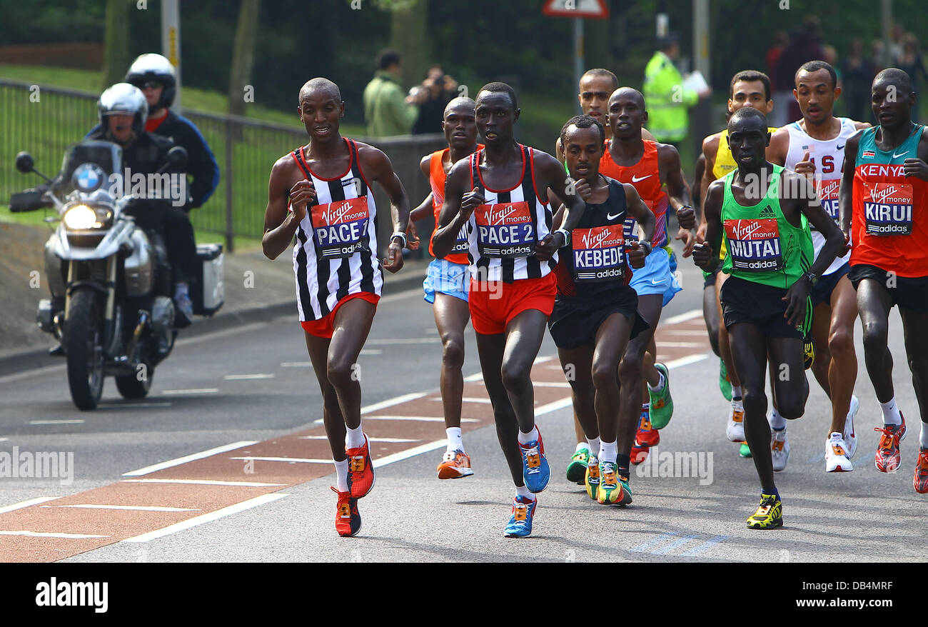 Emmanuel Mutai with pacemakers and the chasing pack The 2011 London ...