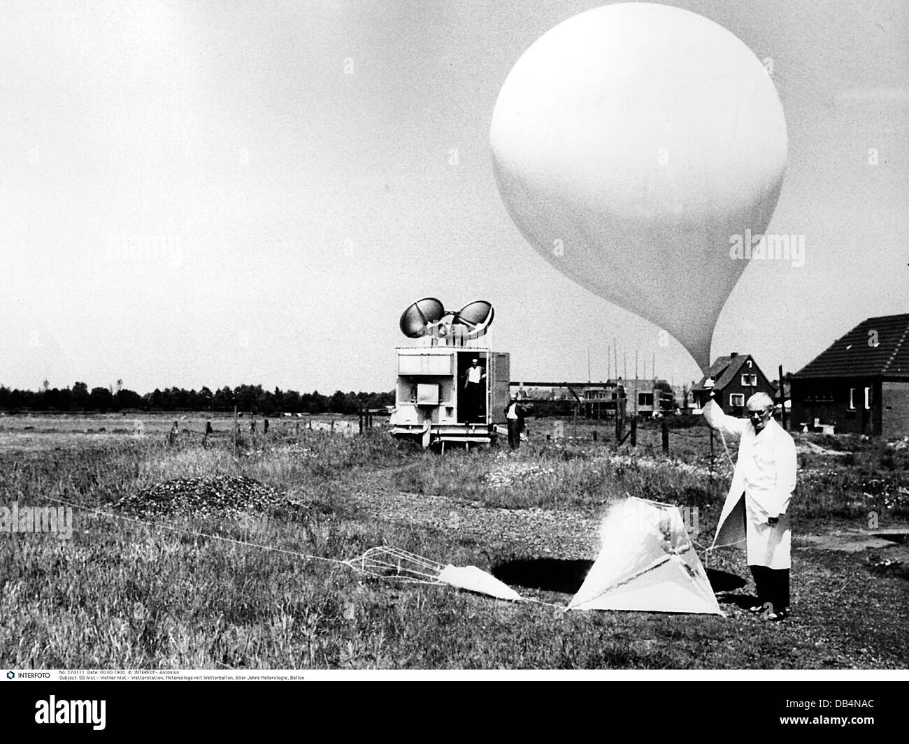 weather, weather station, Metereologe with weather balloon, 1960s ...