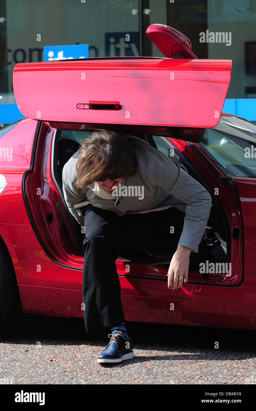 Jonathan Ross shows off his Mercedes-Benz SLS car on loan for a week ...