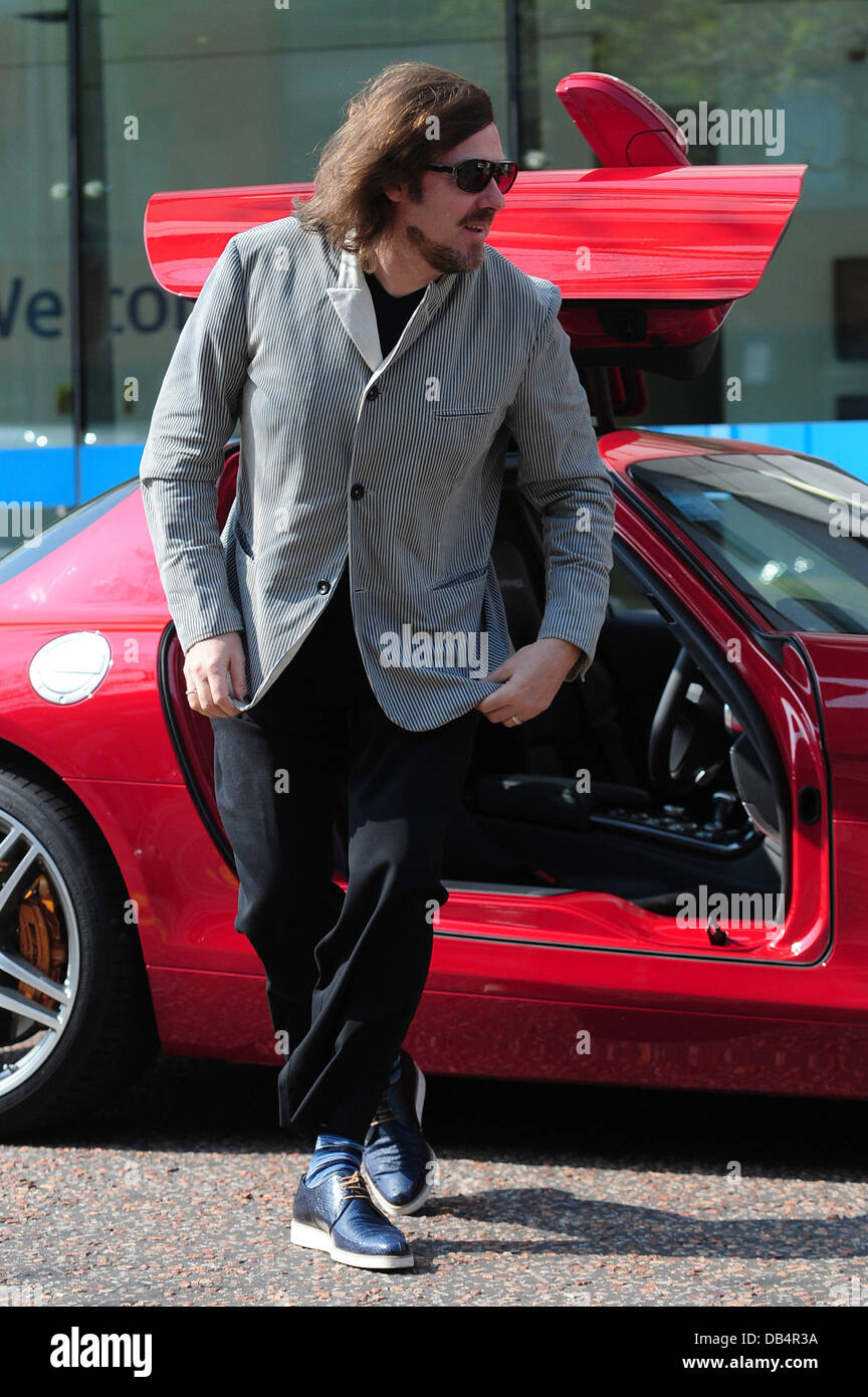 Jonathan Ross shows off his Mercedes-Benz SLS car on loan for a week ...