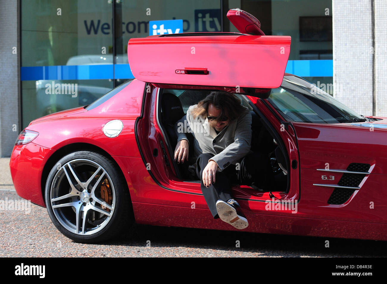 Jonathan Ross shows off his Mercedes-Benz SLS car on loan for a week ...