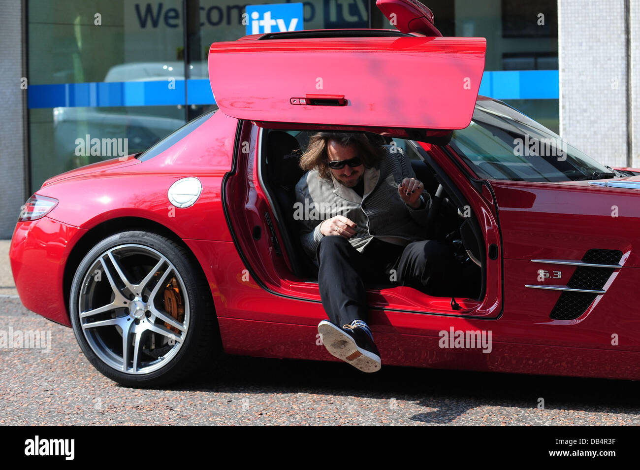 Jonathan Ross shows off his Mercedes-Benz SLS car on loan for a week ...