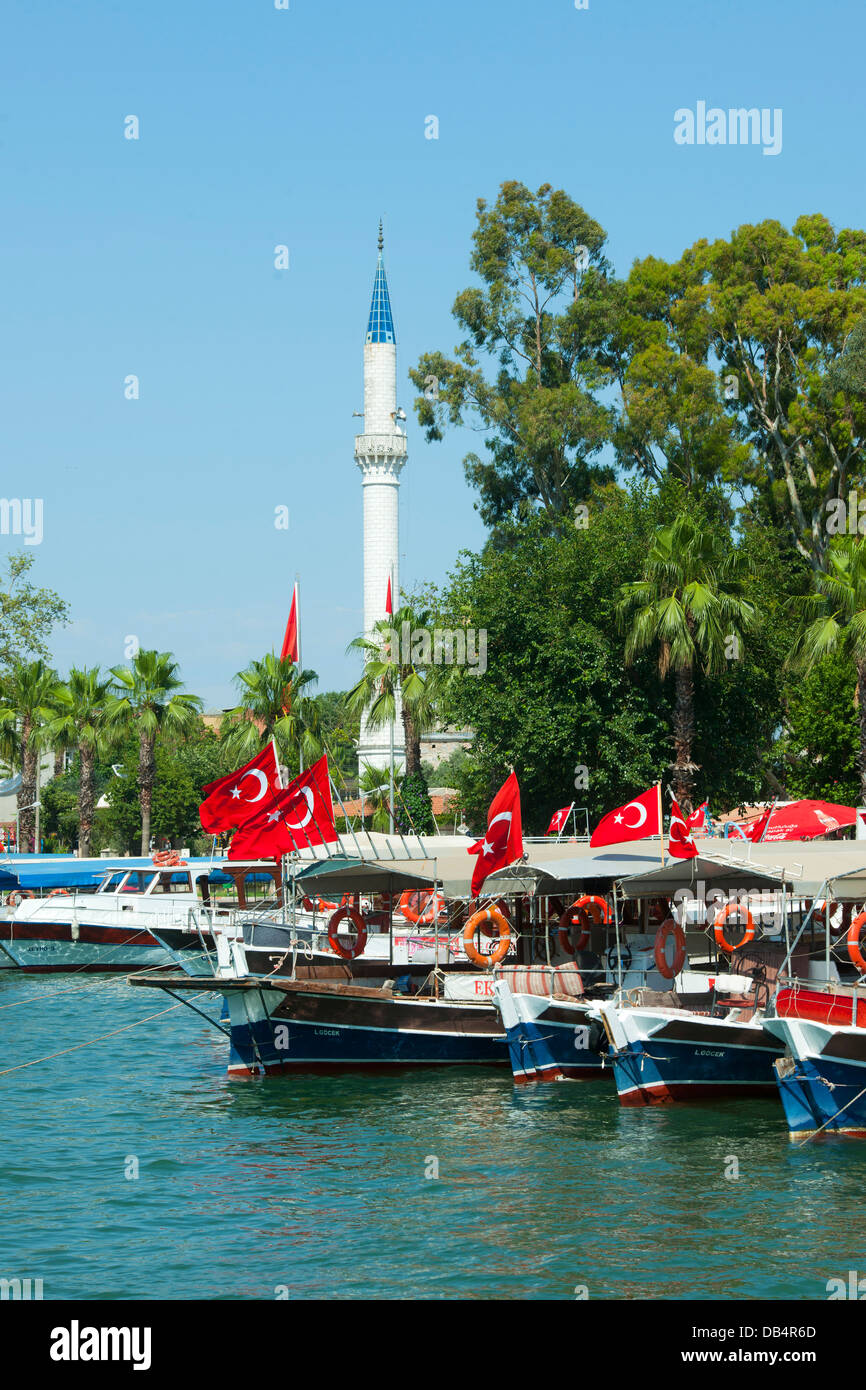 Türkei, Provinz Mugla, Dalyan, Moschee mit Ausflugsbooten Stock Photo ...