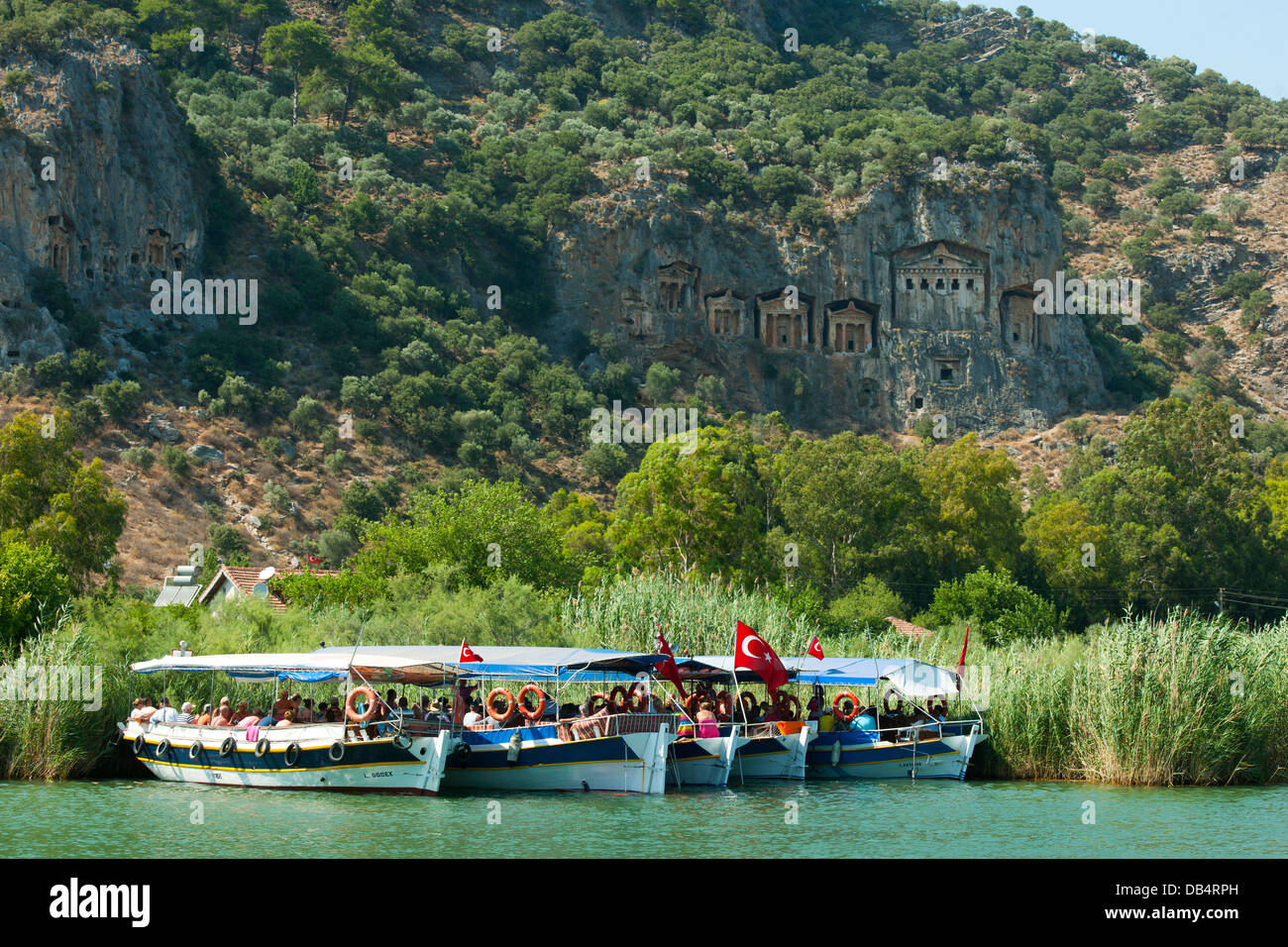 Türkei, Provinz Mugla, Dalyan, Boote am Kanal vor den karischen ...