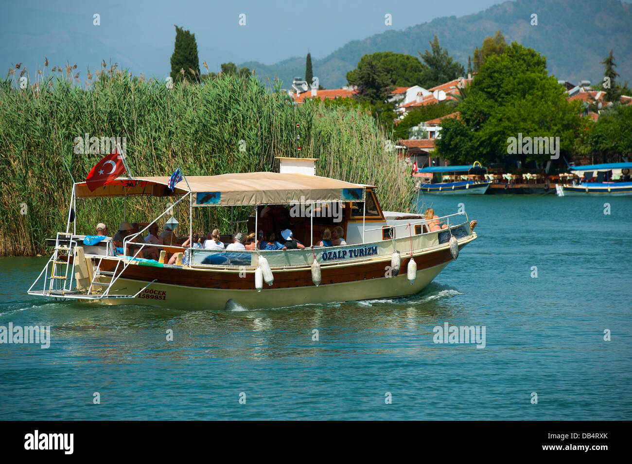 Türkei, Provinz Mugla, Dalyan, Ausflugsboot am Kanal Stock Photo - Alamy