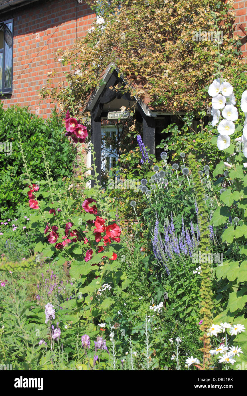 English Country Cottage Garden Stock Photos & English Country Cottage ...