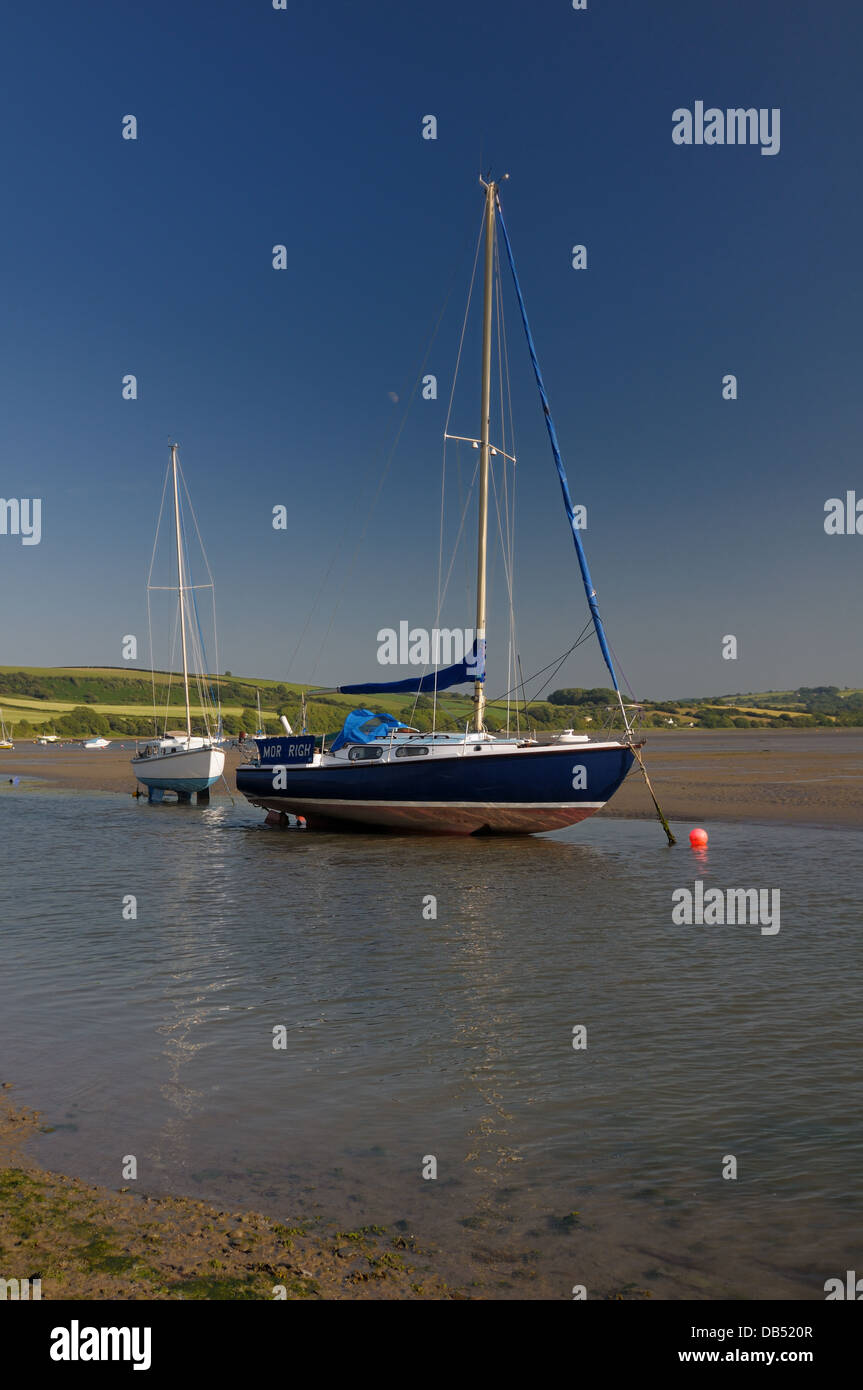 sailboat yacht on drying mooring gwbert west wales Stock Photo - Alamy