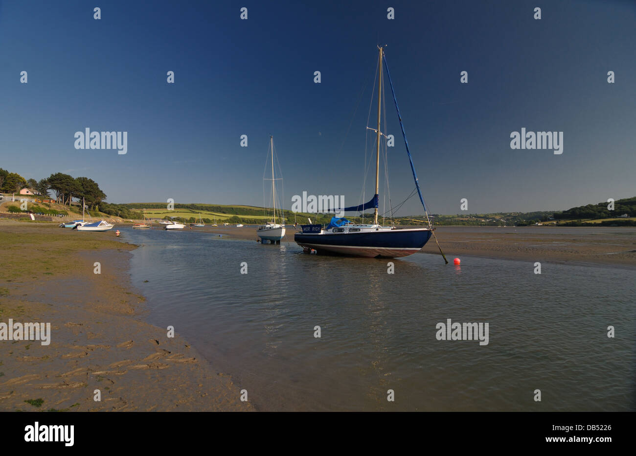 sailboat yacht on drying mooring gwbert west wales Stock Photo - Alamy