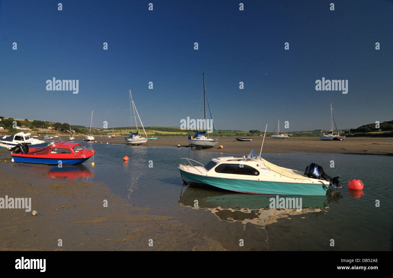 motor boats and yachts sailboats on drying moorings gwbert wales Stock ...