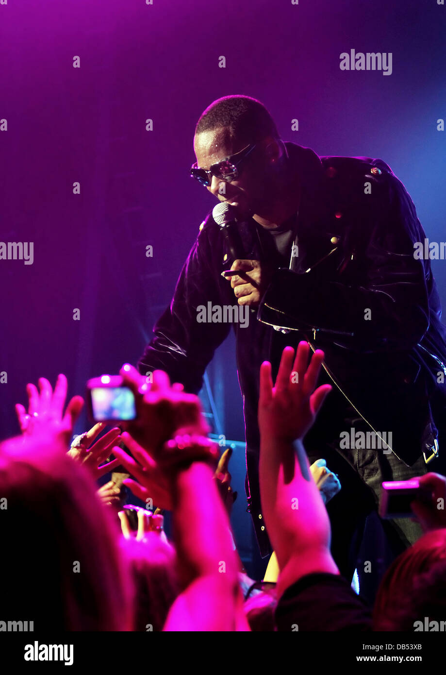 R Kelly performing at Manchester O2 Apollo Theatre Manchester, England ...