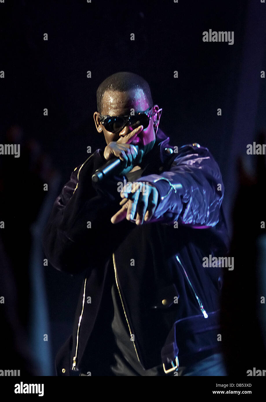 R Kelly performing at Manchester O2 Apollo Theatre Manchester, England ...