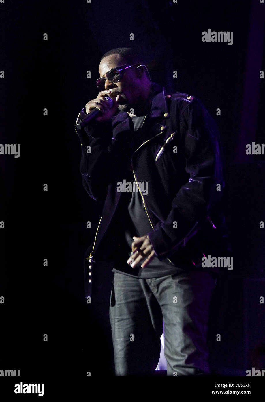 R Kelly performing at Manchester O2 Apollo Theatre Manchester, England ...