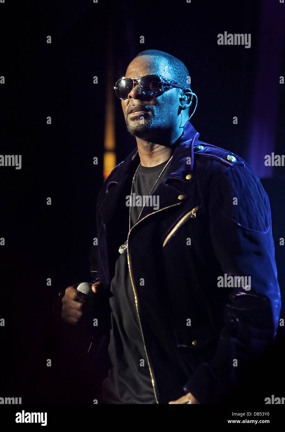 R Kelly performing at Manchester O2 Apollo Theatre Manchester, England ...
