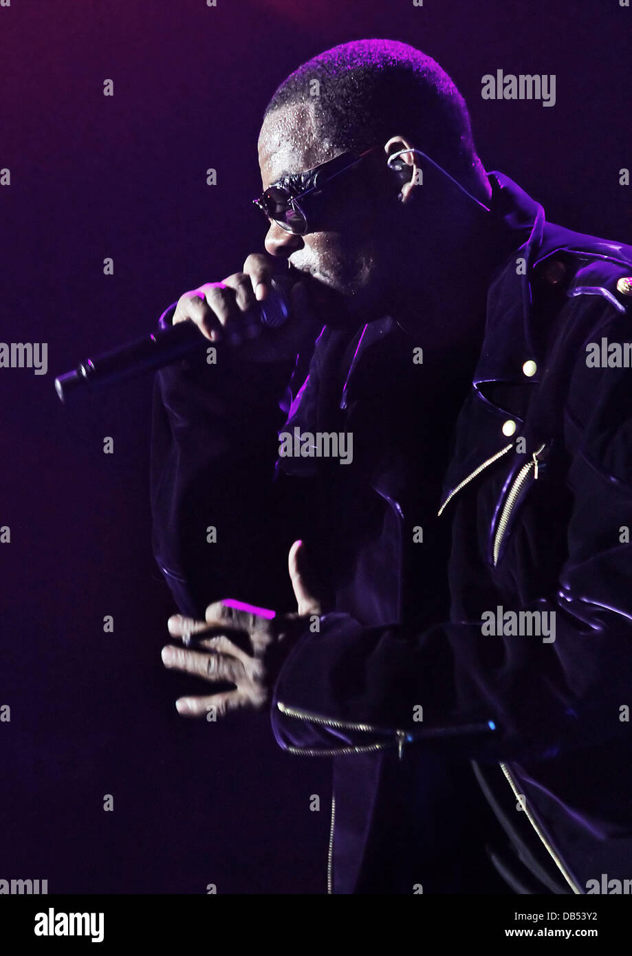 R Kelly performing at Manchester O2 Apollo Theatre Manchester, England ...