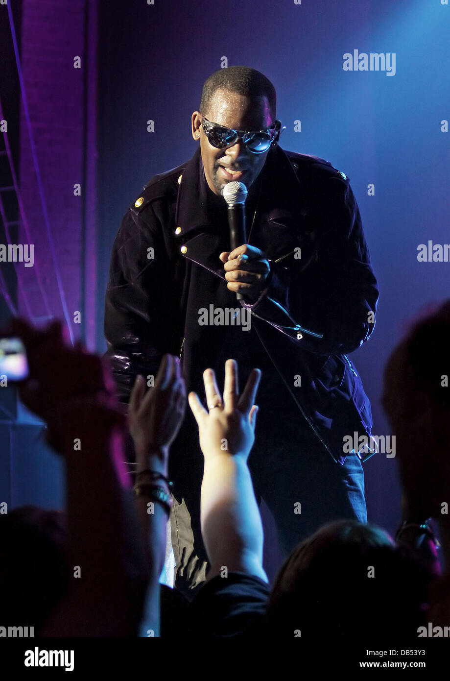 R Kelly performing at Manchester O2 Apollo Theatre Manchester, England ...