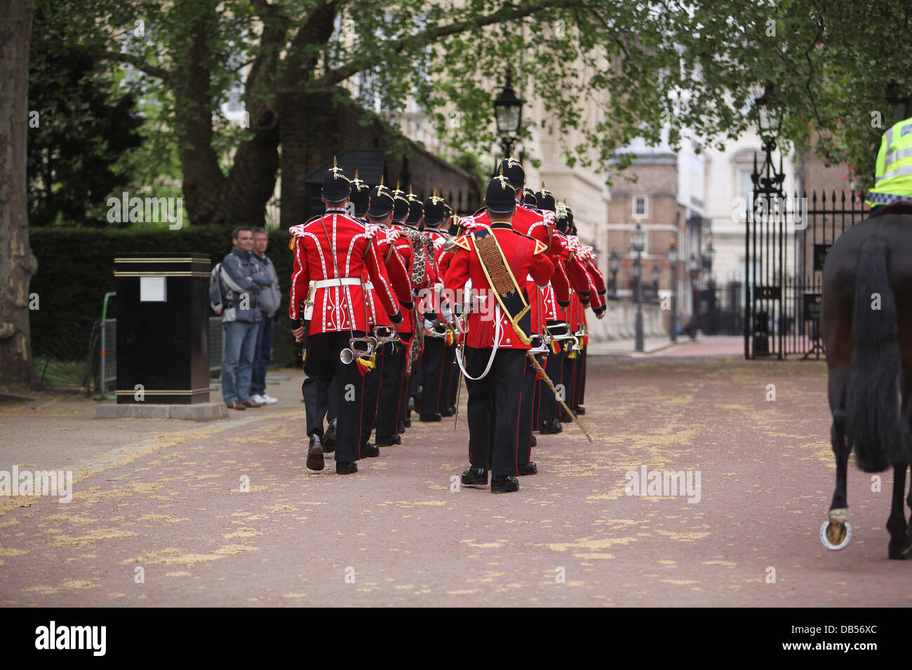 Royal Guards arriving at Buckingham Palace ahead of the Royal wedding ...
