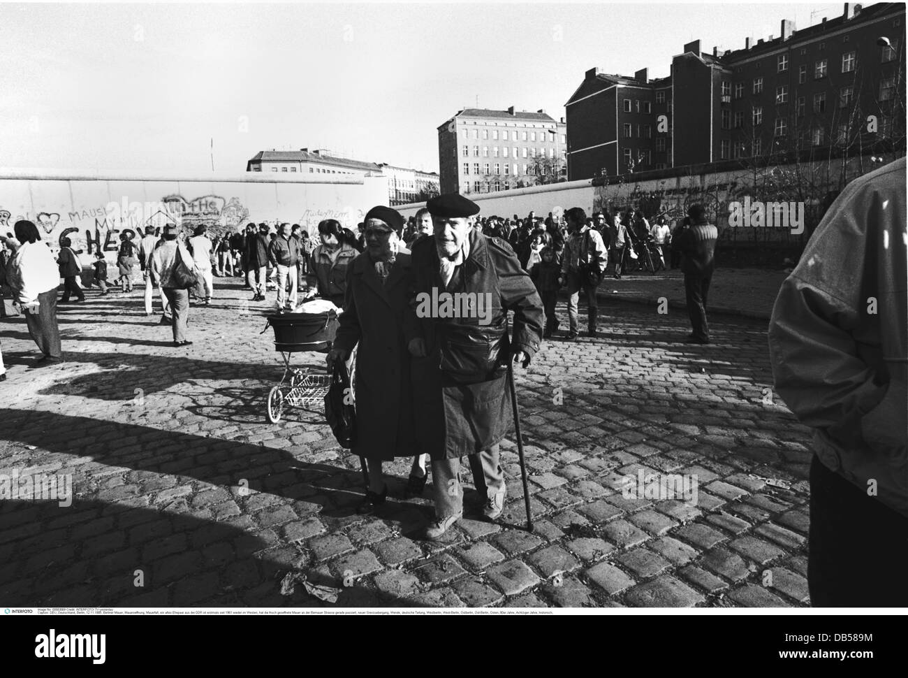 Berlin wall 12 november 1989 hi-res stock photography and images - Alamy
