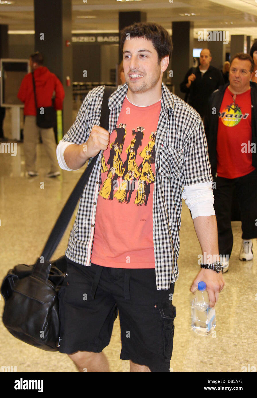 Jason Biggs Celebrities arriving at Washington Dulles International ...
