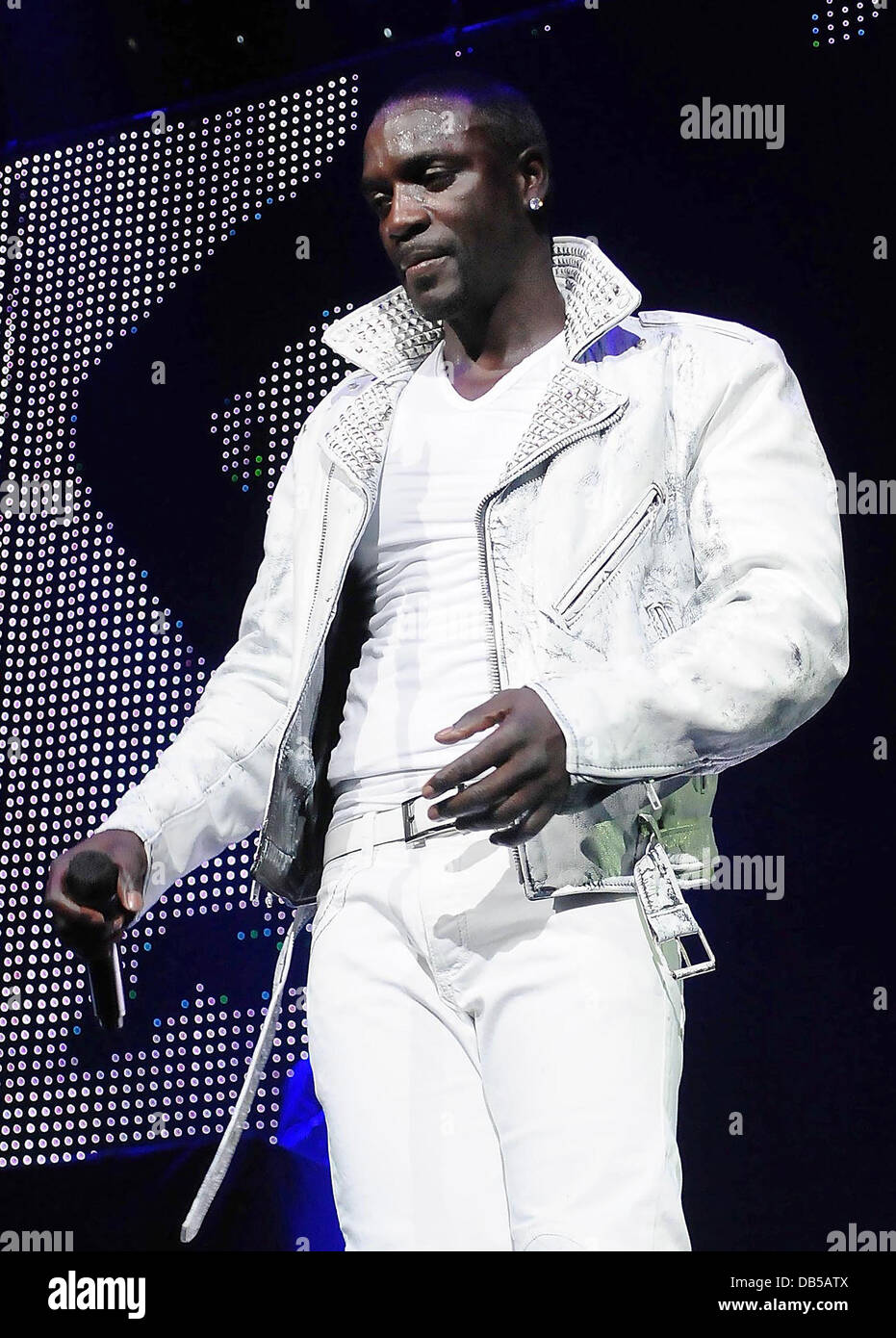 R&B artist, Akon, performing during Usher's 'OMG Tour' at BankAtlantic ...