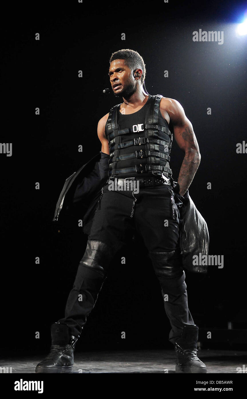 R&B artist Usher, performing on his 'OMG Tour' at BankAtlantic Center ...