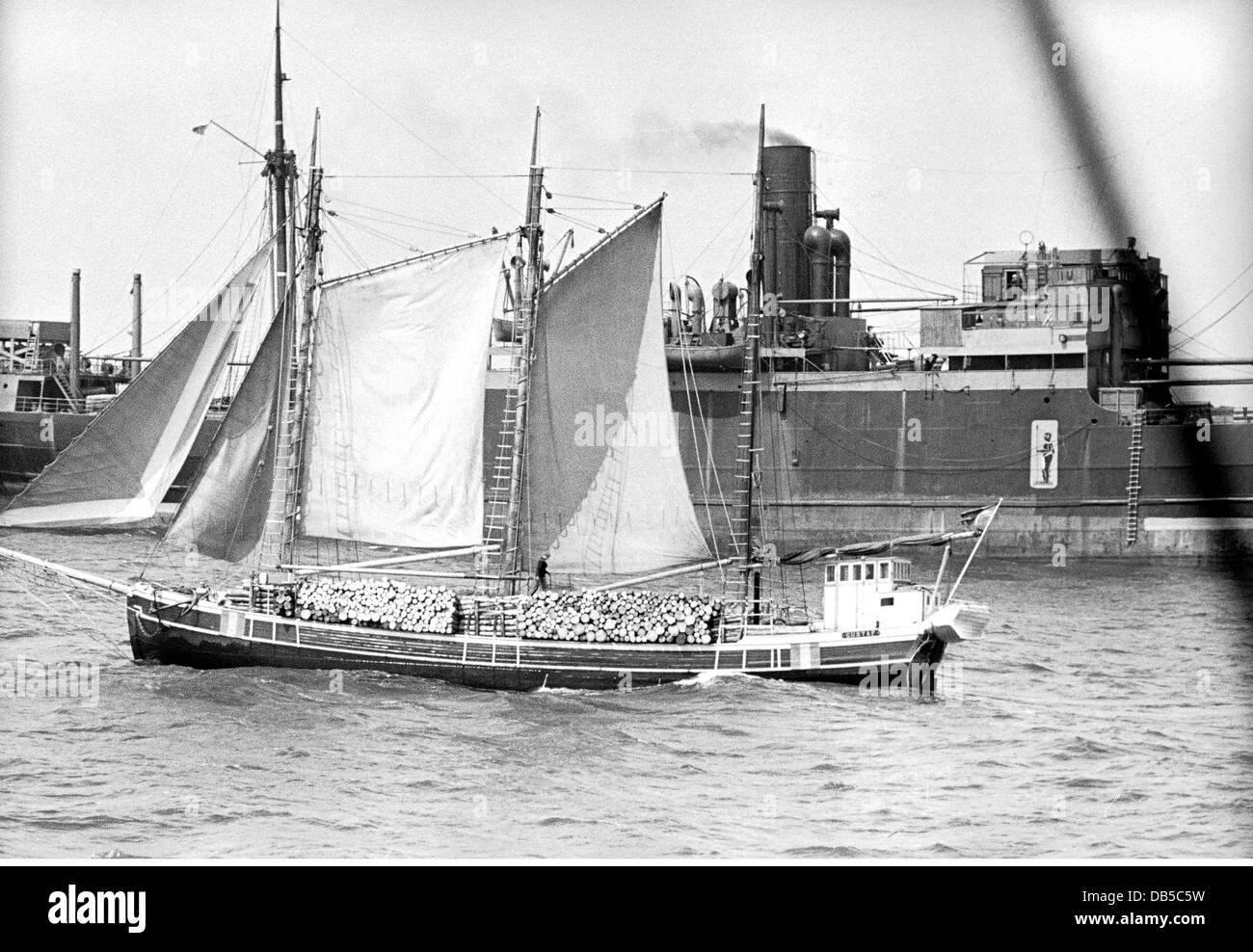 Harbour sailing ships hi-res stock photography and images - Alamy