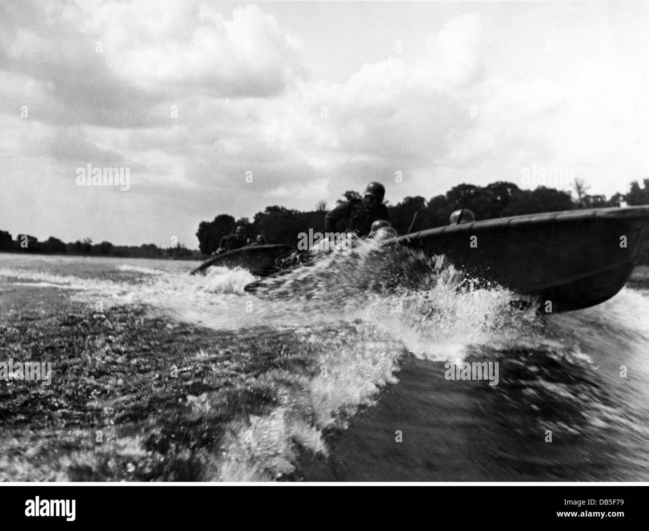 Assault boats hi-res stock photography and images - Alamy