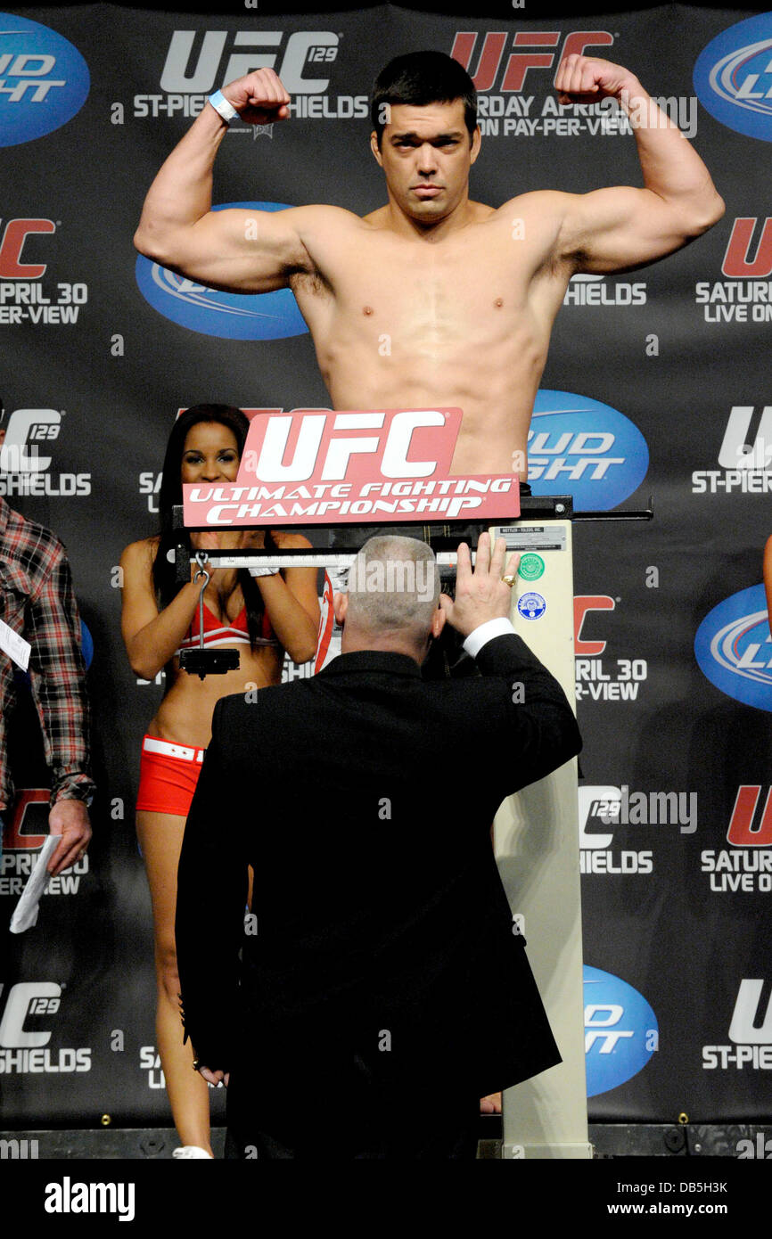 Official weigh ins hi-res stock photography and images - Alamy