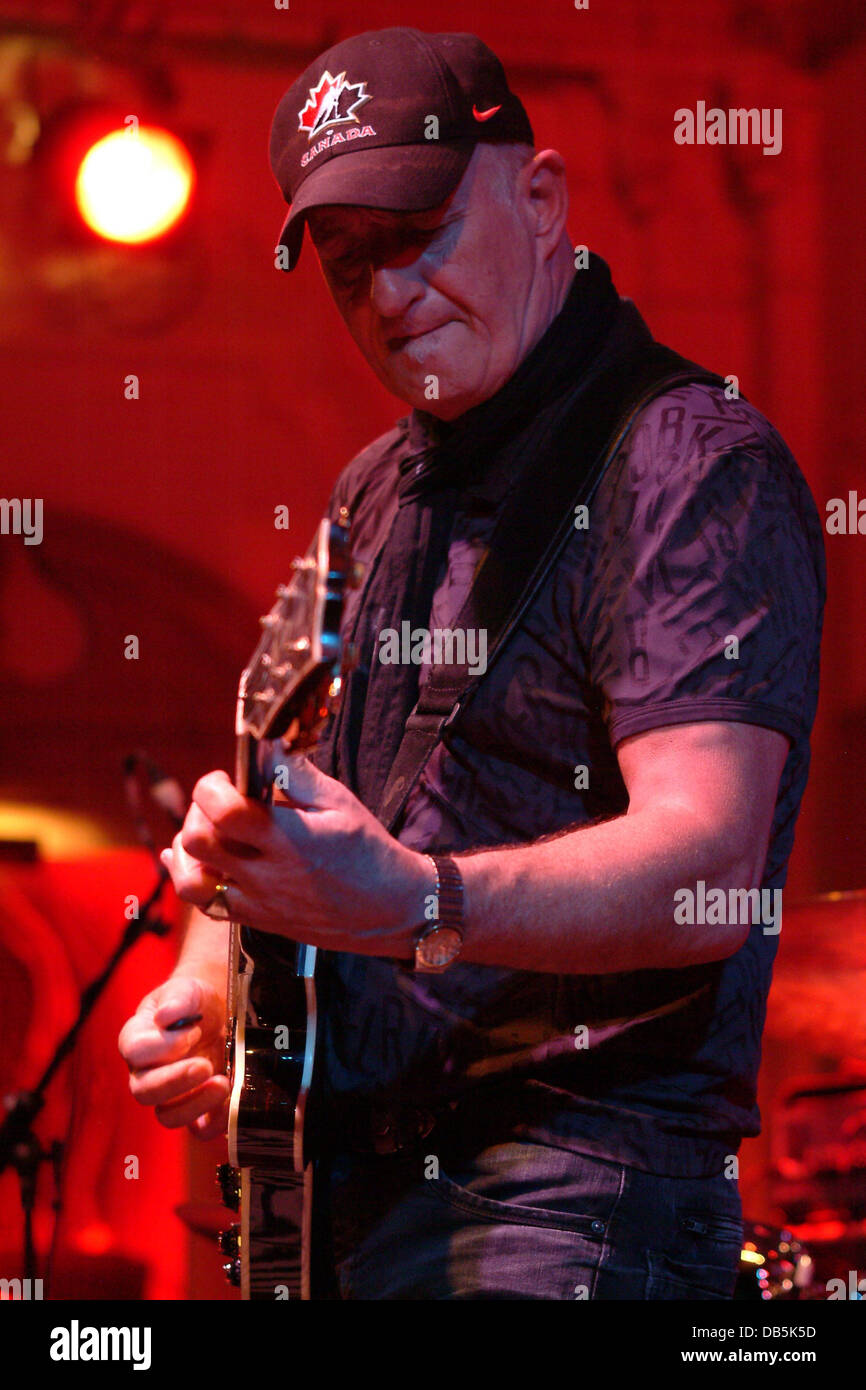 Focus guitar player jan akkerman hi-res stock photography and images ...