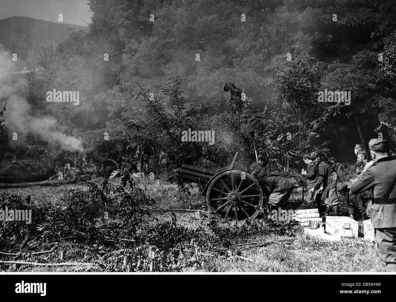 military, Italy, artillery, Italian field guns in action, circa 1940 ...