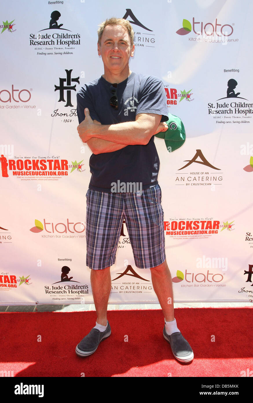 Mark Moses Teri Hatcher Hosts Yard Sale Benefiting St. Jude Children's ...