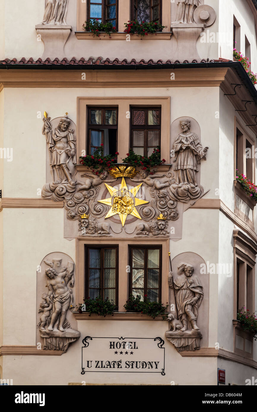 Golden facade hi-res stock photography and images - Alamy