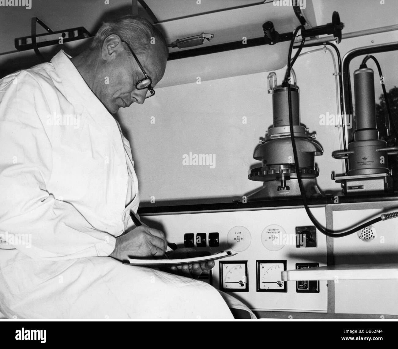 Measuring radiation hi-res stock photography and images - Alamy