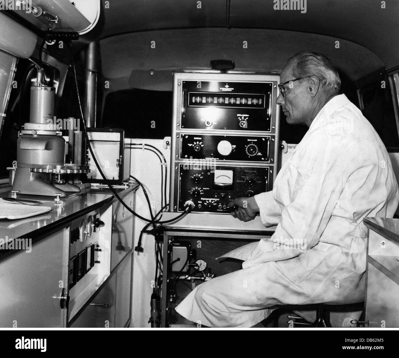Science research 1970s hi-res stock photography and images - Alamy