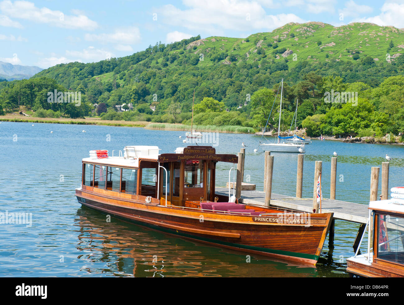 A traditional lake cruiser on Lake Windermere at Waterhead, Ambleside ...
